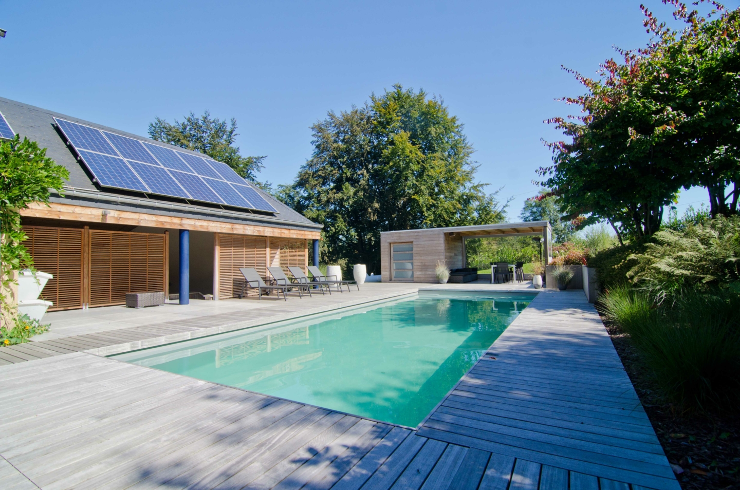 A padouk softline deck that perfectly matches the stone slabs at the ...