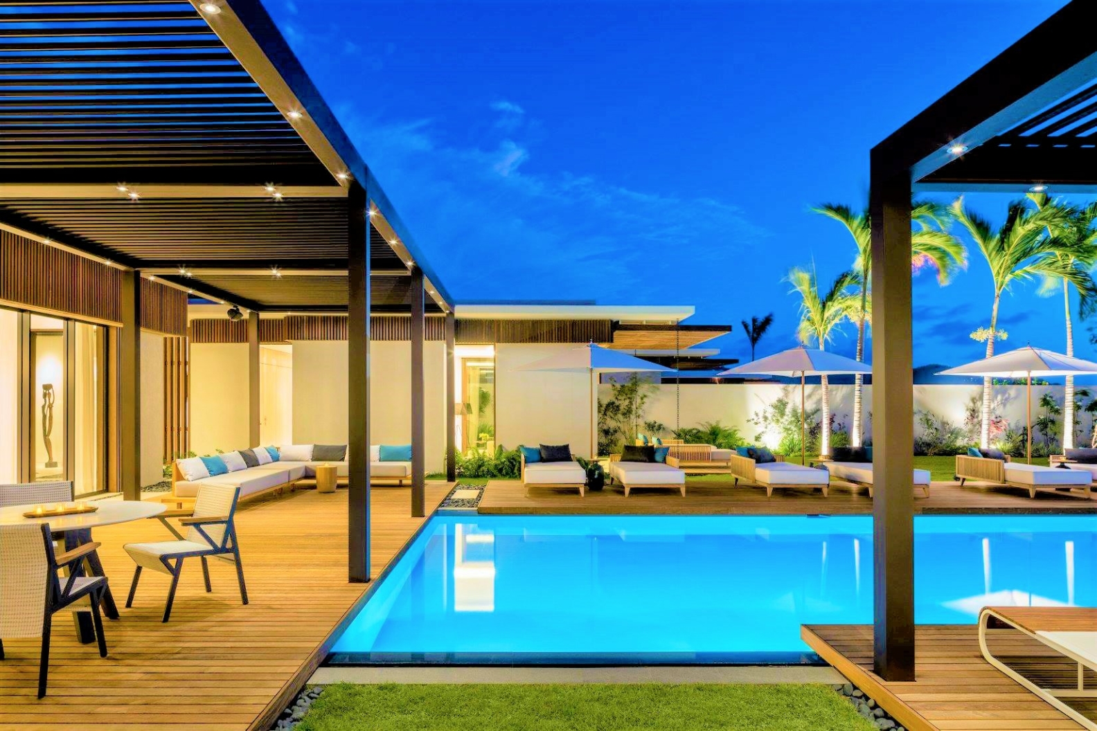 4000m² de Terrasse en bois en Teak + Ipé Softline pour l'hôtel ...