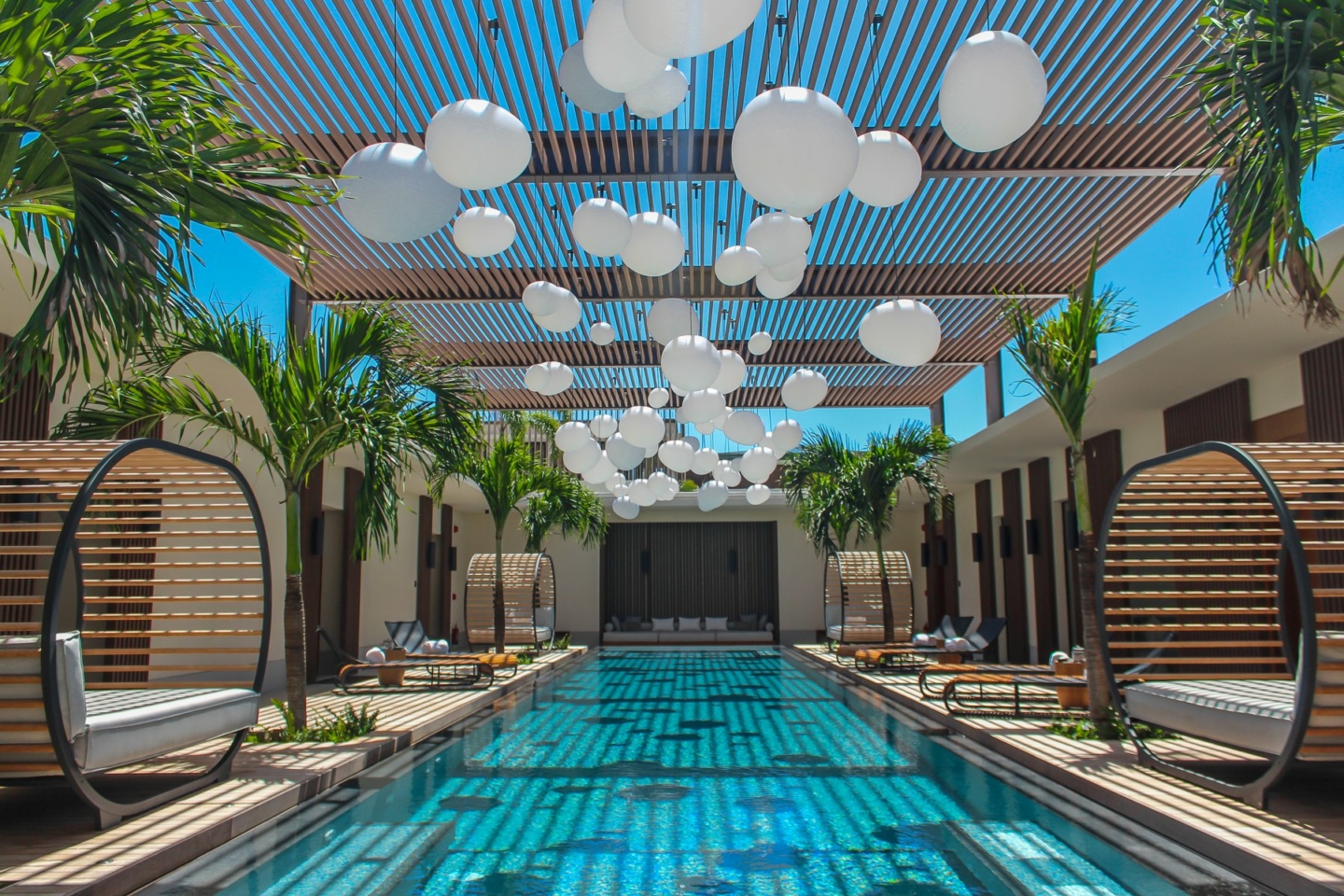 4000m² de Terrasse en bois en Teak + Ipé Softline pour l'hôtel ...