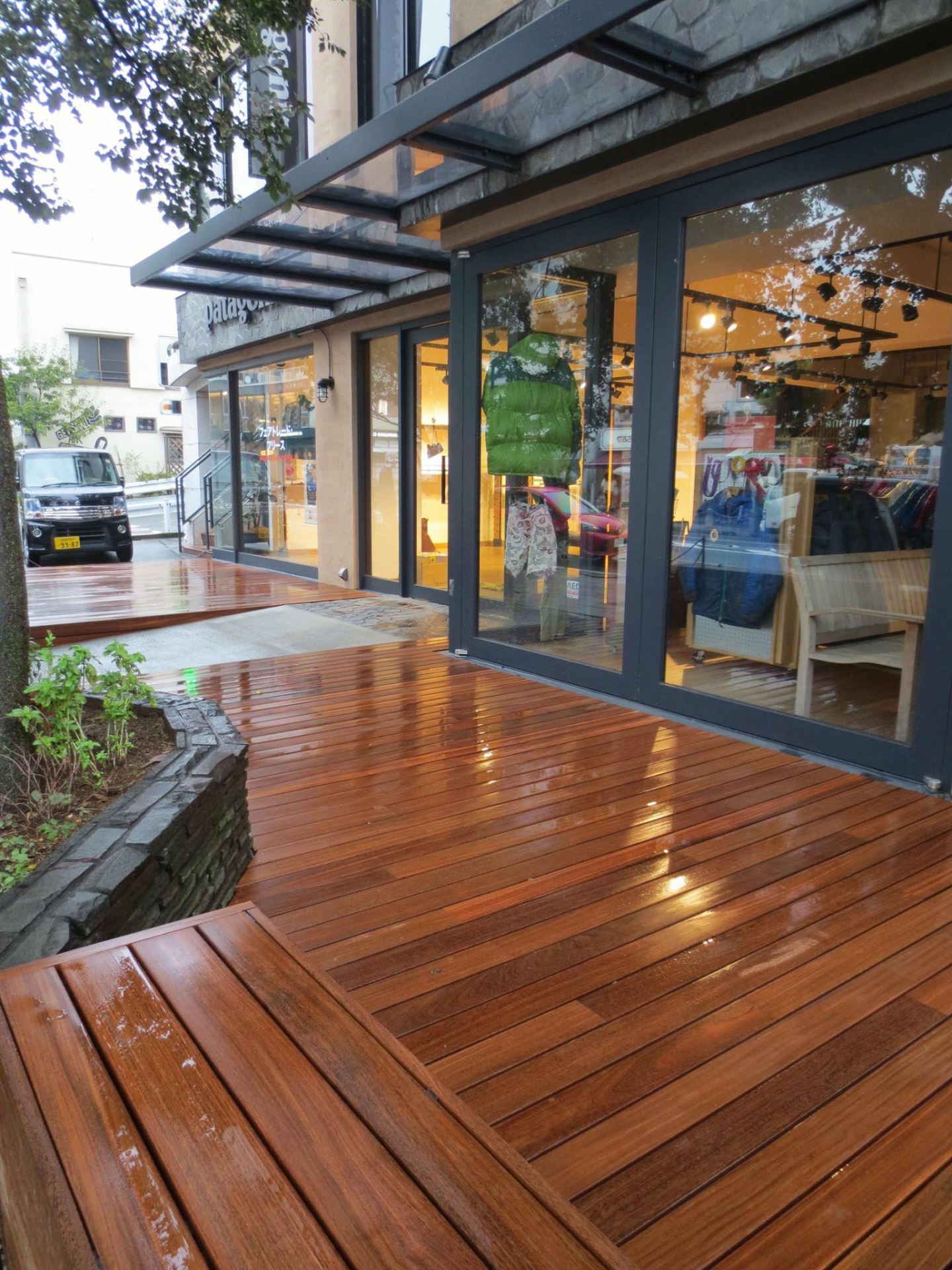 Terrasse Softline Jaya pour le magasin Patagonia à Kamakura au Japon. · Vetedy