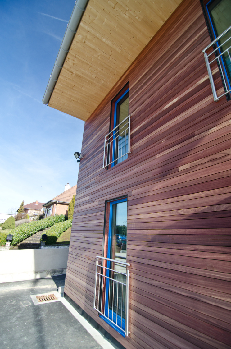 Façade en padouk pour cette belle Crèche à Foetz au Luxembourg · Vetedy