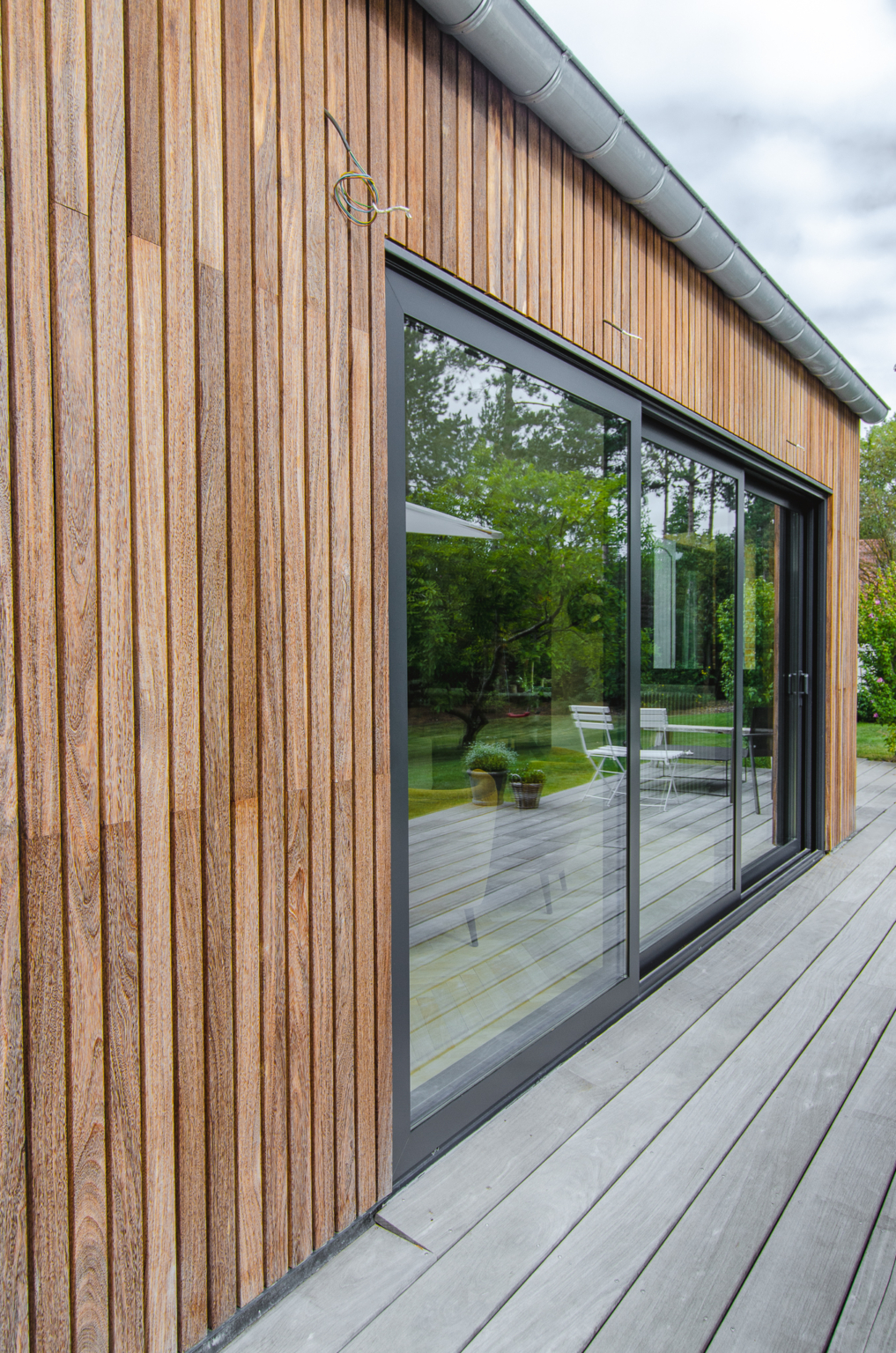 Nice house extension with Jaya exotic wood cladding · Vetedy