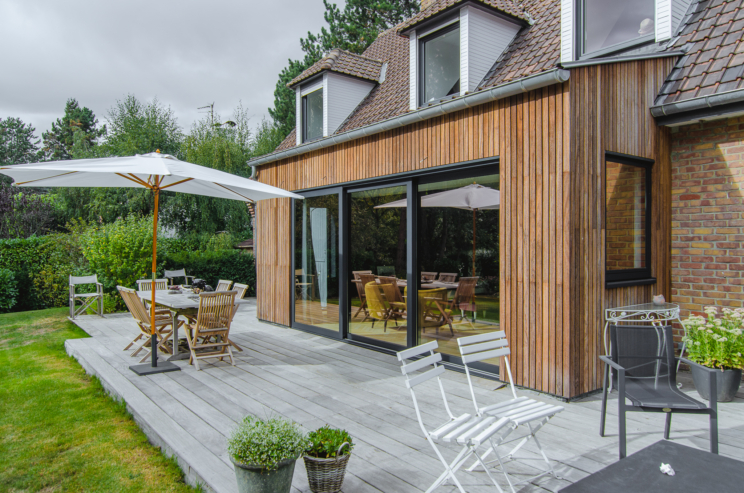 Nice house extension with Jaya exotic wood cladding · Vetedy