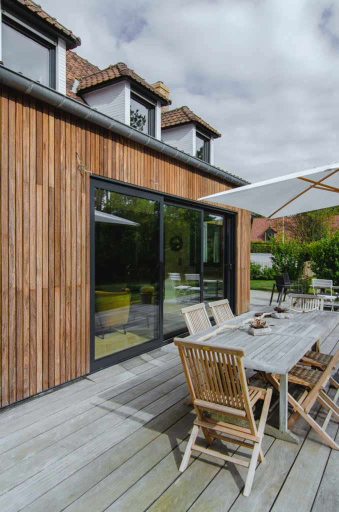 Nice house extension with Jaya exotic wood cladding · Vetedy