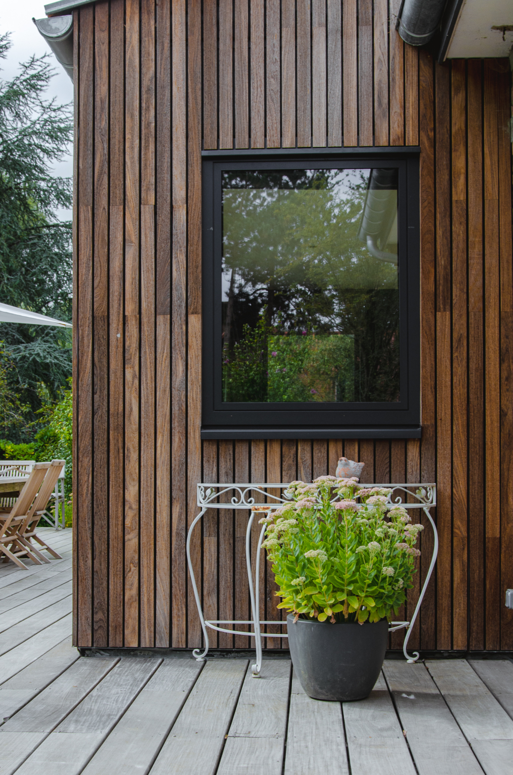 Nice house extension with Jaya exotic wood cladding · Vetedy