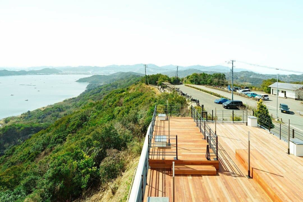 Terrasse en bois Softline avec une vue à couper le souffle pour le café Frenchmonstar ...